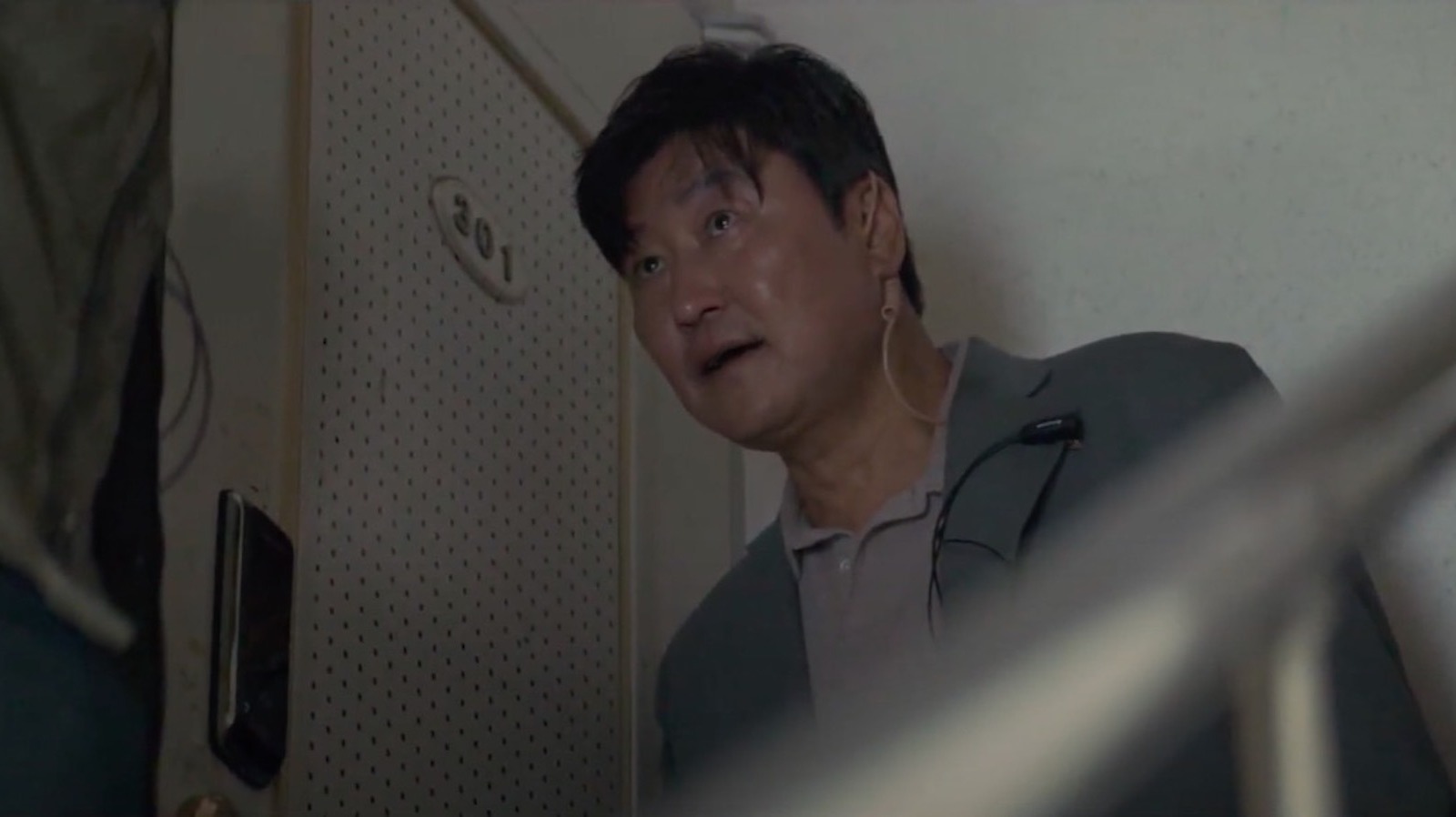 Emergency Declaration Clip: Song Kang-Ho Chases A Terrorist Suspect ...
