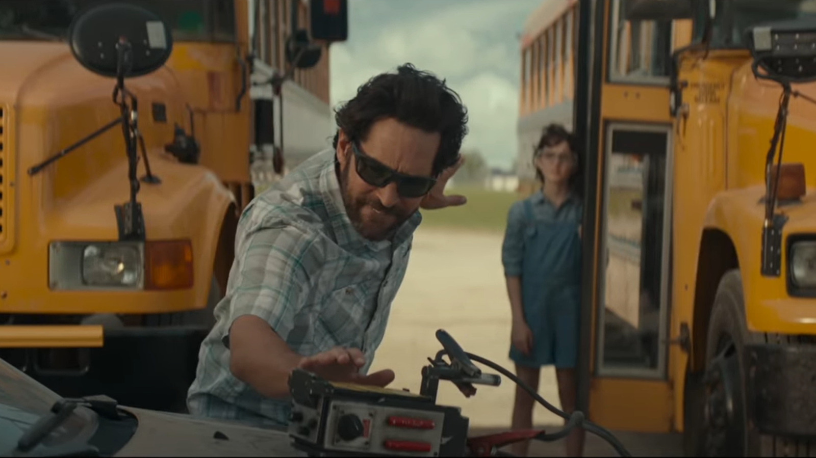 Ghostbusters: Afterlife Clip: Paul Rudd And Demon Dogs, Living Together ...