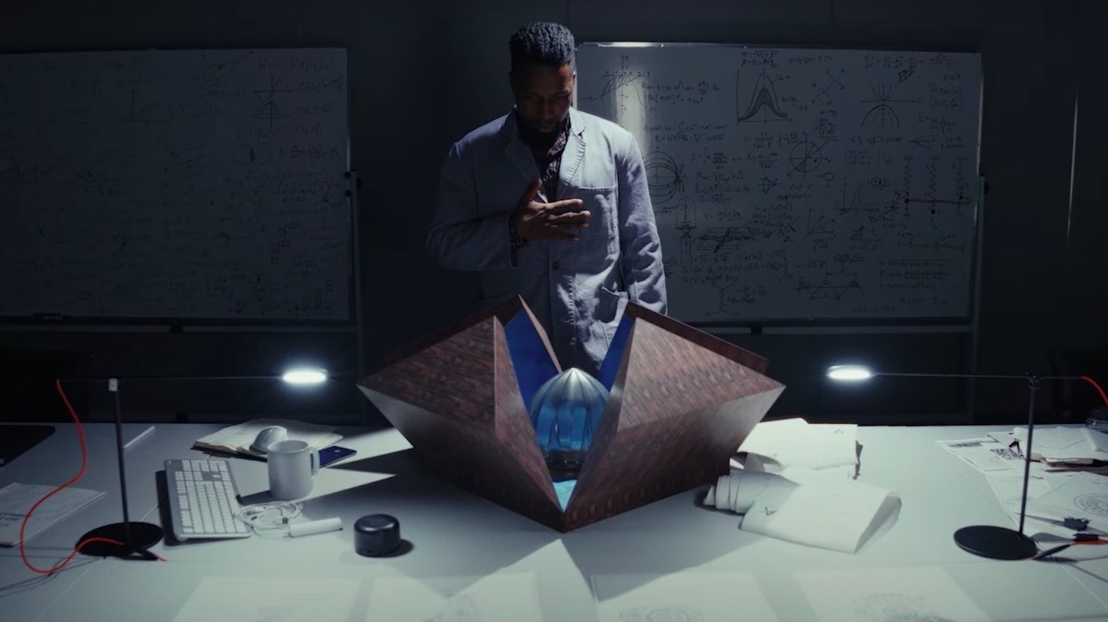 Glass Onion A Knives Out Mystery Clip Invites Its Suspects To Solve A Puzzle And A Murder glass-onion-a-knives-out-mystery-clip-invites-its-suspects-to-solve-a-puzzle-and-a-murder