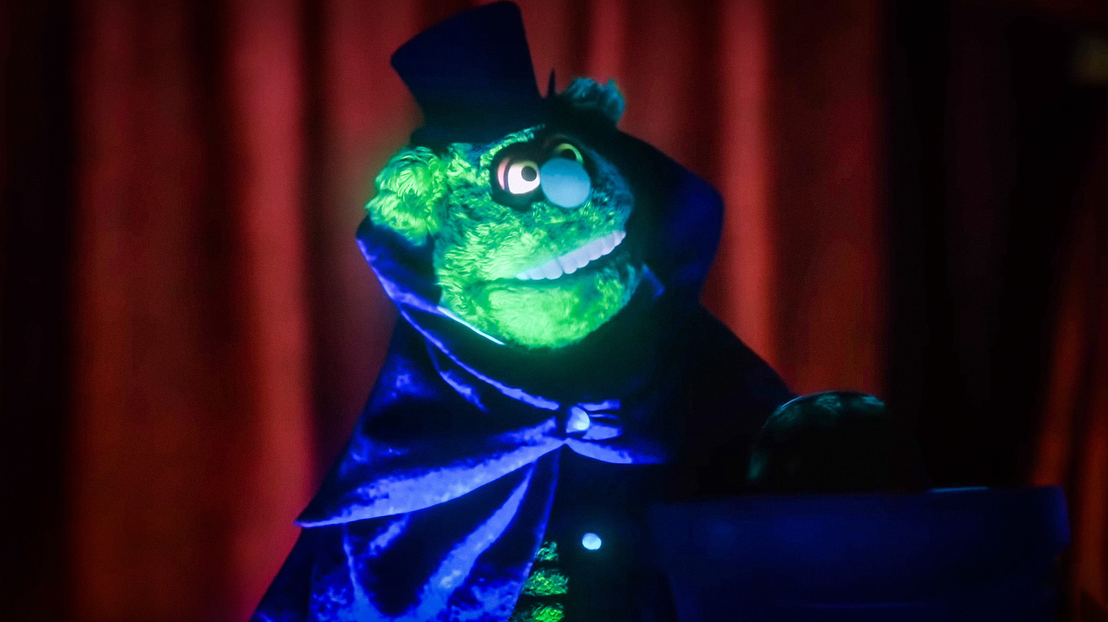Muppets Haunted Mansion Trailer: Gonzo And Pepe Try To Survive The ...