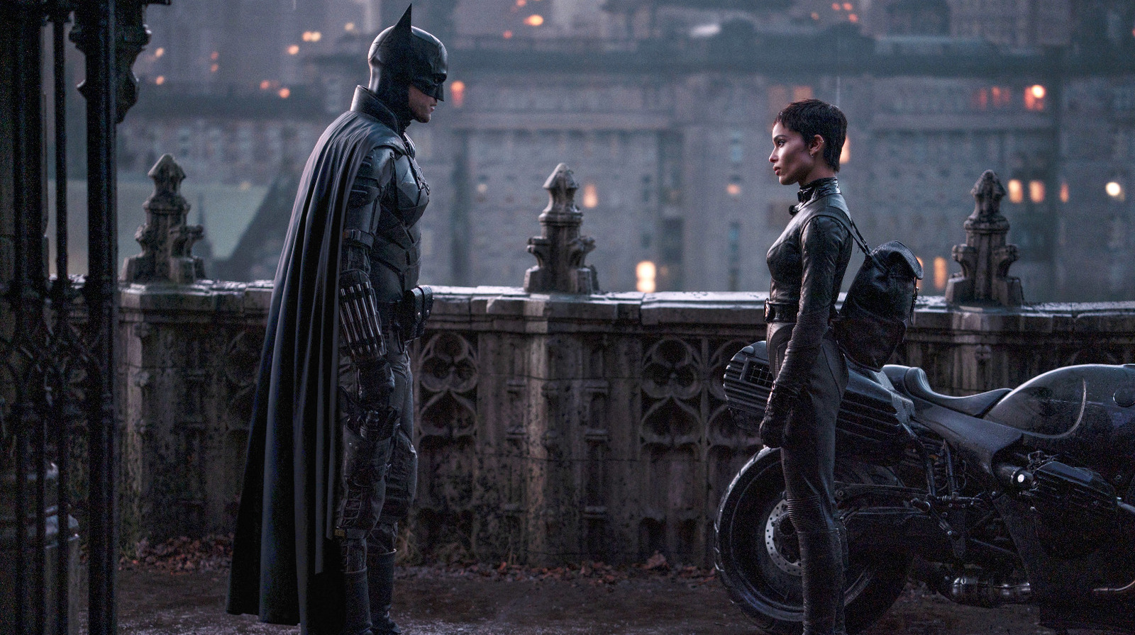 Robert Pattinson Admits A Batman Suit Looks Like A Halloween Costume Until The Lighting Is Just ...