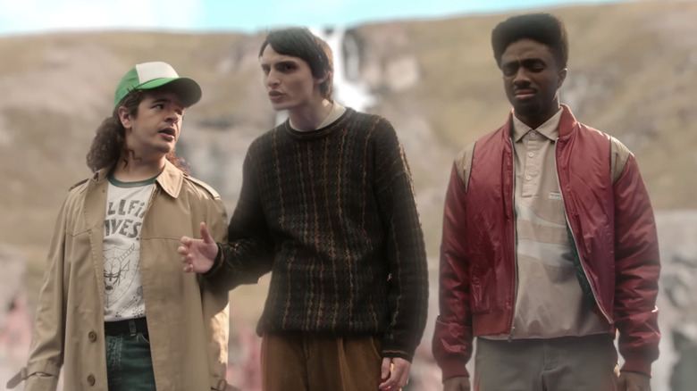 SNL Mocks Stranger Things Conformity Gate Craze & Netflix's Spin-Off Plans