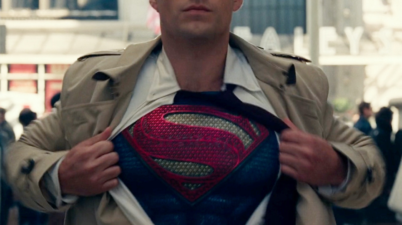 Superman First Look Divides Fans Of DC Fashion