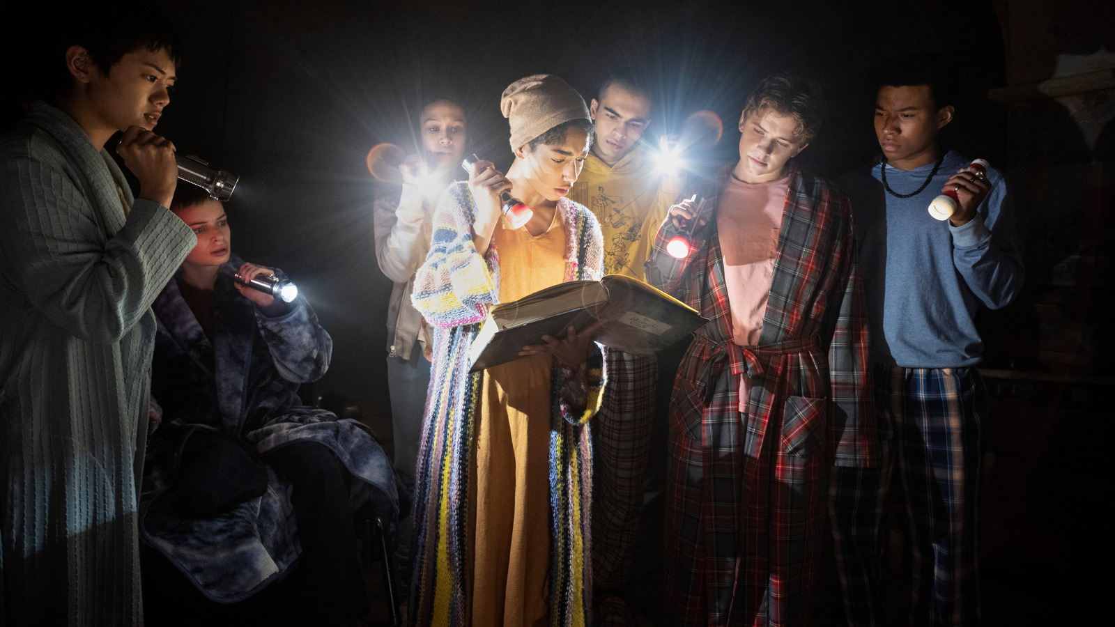 The Midnight Club Trailer: Mike Flanagan Is Back With A Ghost Story ...