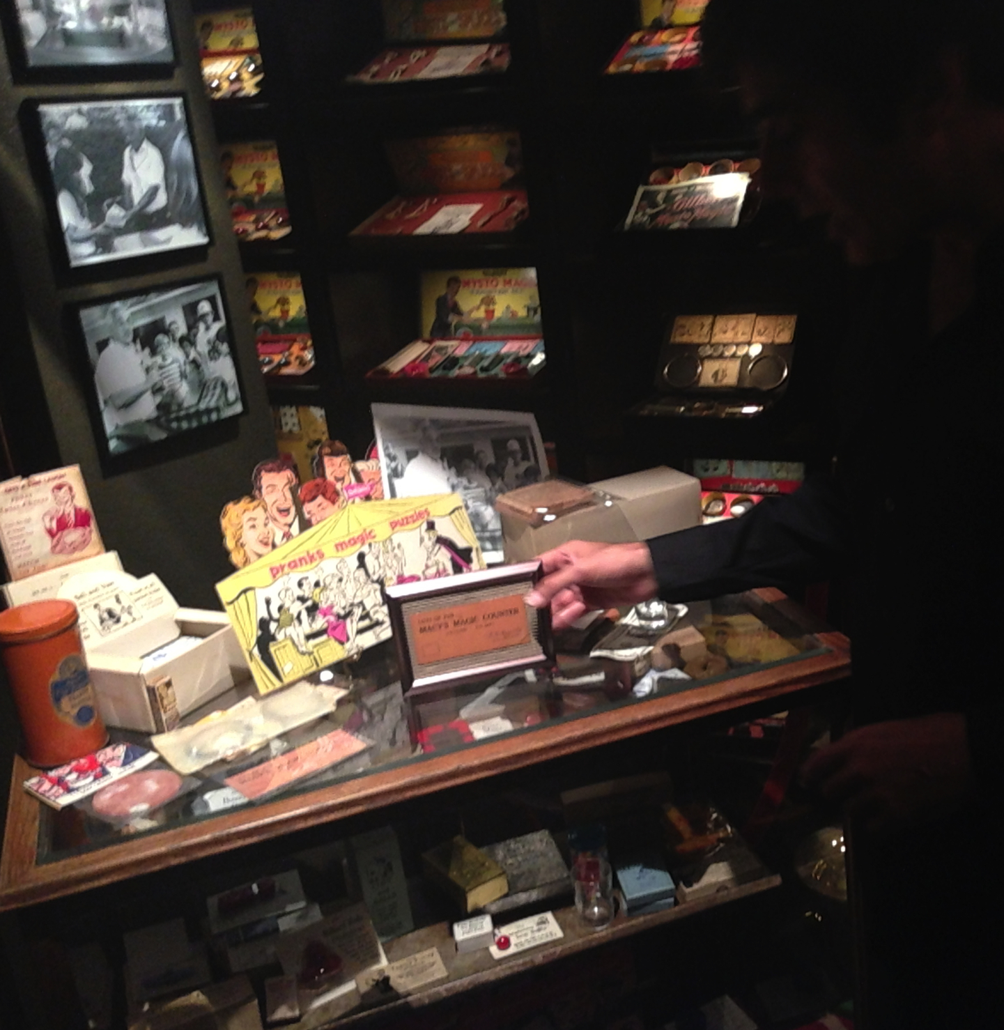 /Film Visits David Copperfield's Secret Warehouse/Museum to Learn The ...