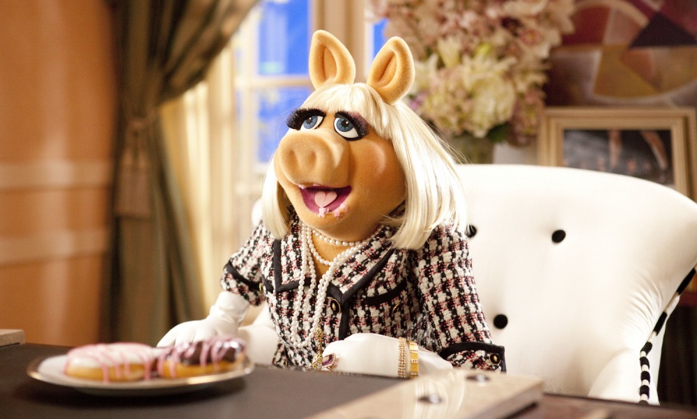 Kermit Sells Nuts, Miss Piggy Works Emmy Red Carpet In New 'Muppets ...