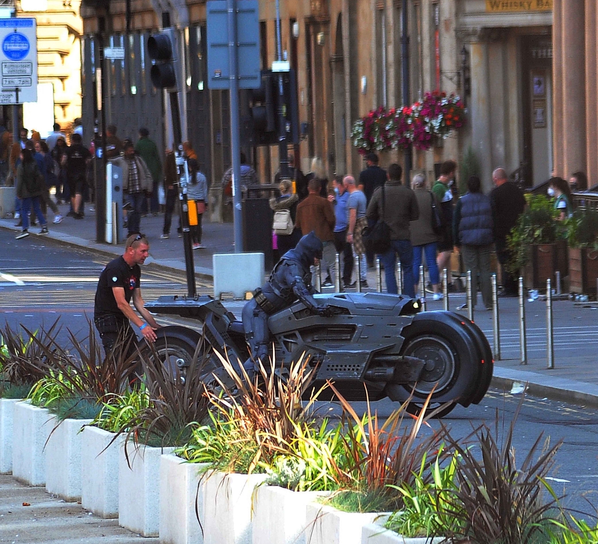 'The Flash' Set Photos Reveal The Return Of Ben Affleck's Batman, And A ...