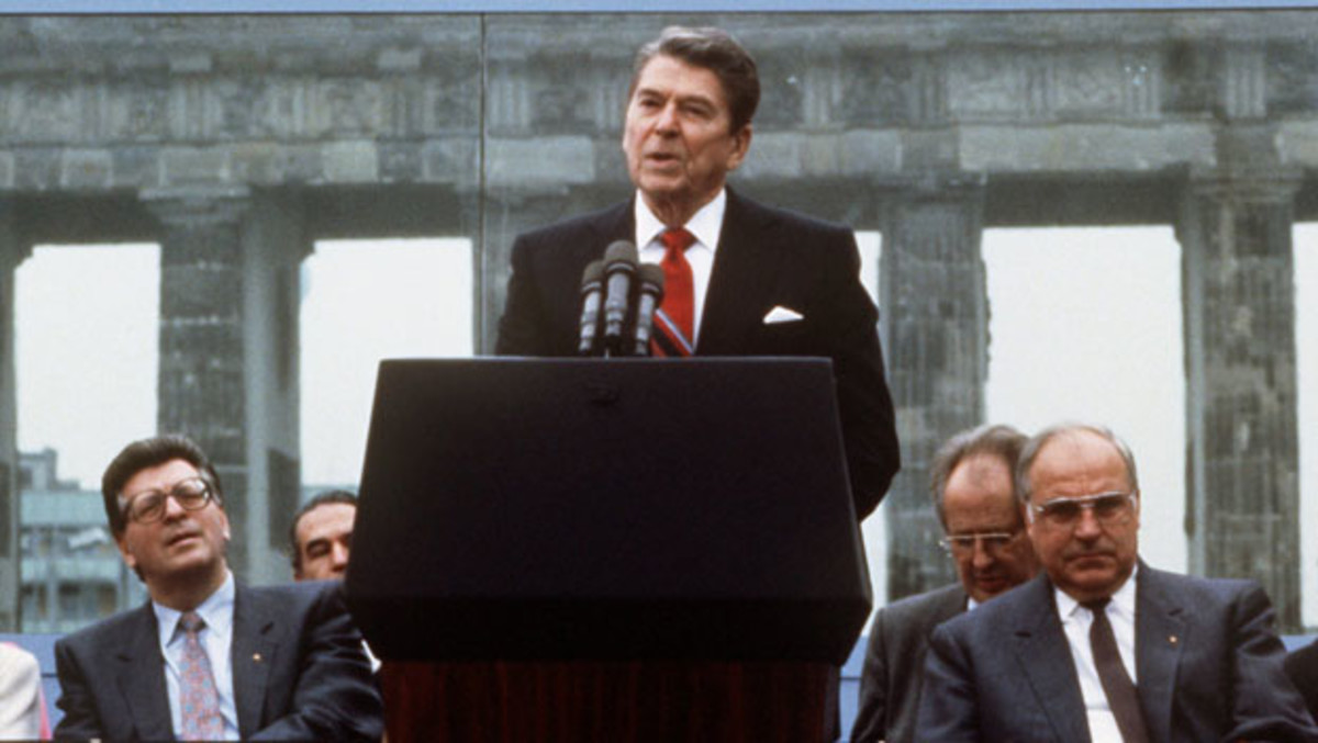 'Tear Down This Wall': 'Veep' Writer Ian Martin To Pen Cold War Satire